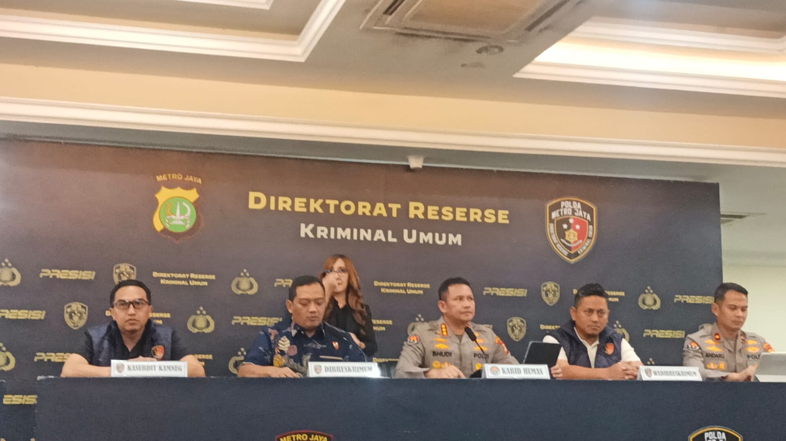 Roy Suryo dan dr. Tifa Dibawa ke RS Kramat Jati, Periksa Jasmani dan ...
